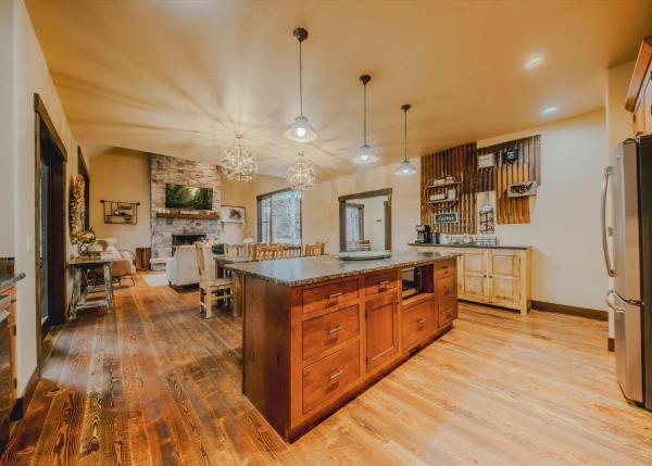 Wilderness Club Manor For 20 - Eureka, MT