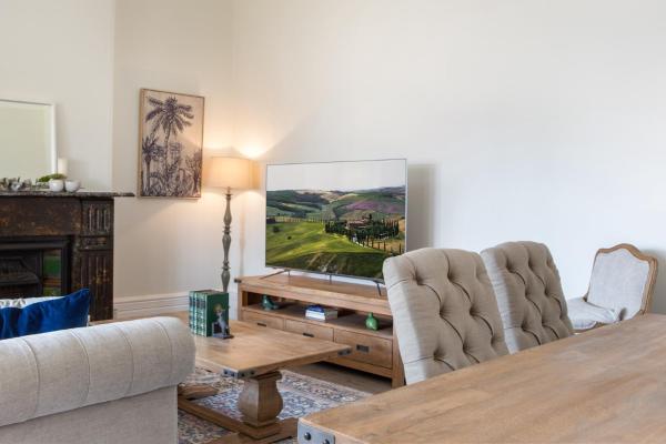 Central 2-bed Apartment With Private Parking - Burwood