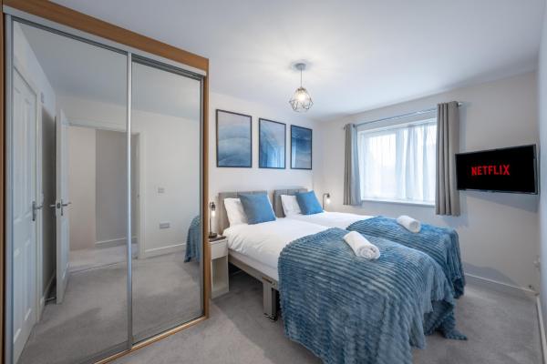 3 Br House, Driveway Parking, Modern Comfort - Stevenage