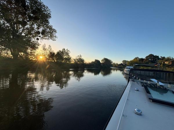 Unique 2 Bed Waterside Retreat Pet Friendly - Tewkesbury
