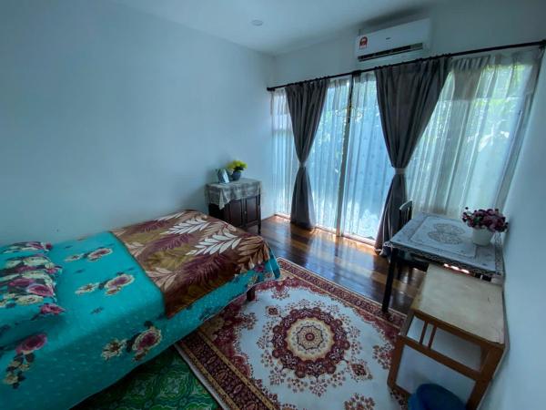 Jarah Residence, Classic Home Staycation - Port Dickson