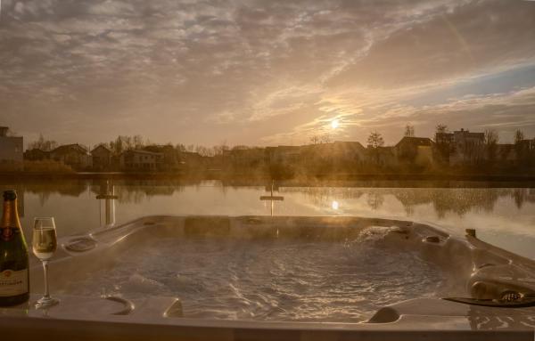 Lakeside Cotswolds Retreat With Private Hot Tub Set On Lower Mill Estate - Somerford Keynes