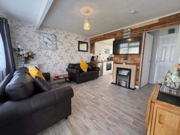 121 Sunbeach - Two Bed Chalet At Scratby - Sleeps 5, Pet Friendly - Plus Wifi, Bed Linen And Towels Included - Free Swimming Passes And Entertainment - Only 300m From The Beach - Great Yarmouth