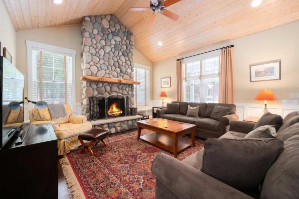 Pine Trace Escape In Glen Arbor - Empire