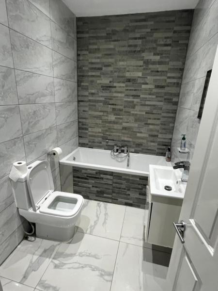 6 Bedroom, North London Home - Sleeps 12 - Parking - Central Location - Cockfosters