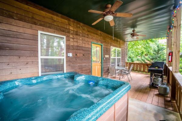 Alpine Rose Pet Friendly Cozy Cabin With Hot Tub - Helen, GA