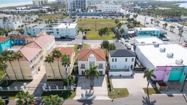 First Floor Pool Affordable Near Beach - South Padre Island
