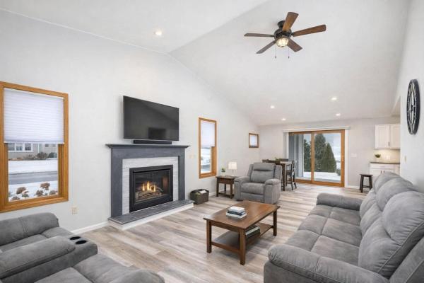East Side 3 Br 2 Full Bath King Bed - Appleton, WI