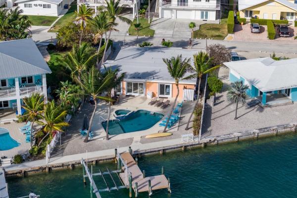 Casa De Rosa- Key Colony Beach Waterfront Pool Deluxe Home - Key Colony Beach, FL