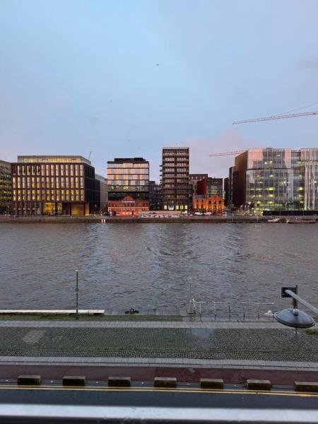 Liffey River View En-suite Double Room, Grand Canal Dock - Dublin