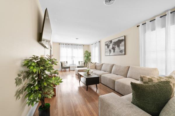 Casa Grande Central Spacious Retreat With Hot Tub - Austin, TX