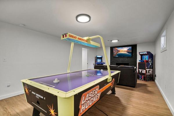 Fam Fun 12 Plus Arcade Games Hot Tub 5 Min 2 Dwntwn - Coeur d'Alene, ID
