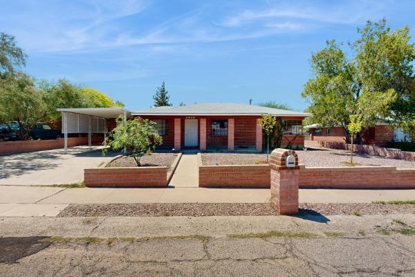 Centrally Located Spacious Home, Dog Friendly, And Patio! - Tucson