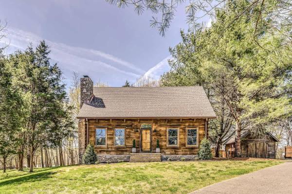 Luxury Lakefront Cabin - Gallatin, TN