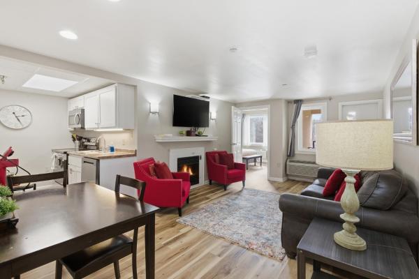 Beautiful Cozy Condo Within Walking Distance To Downtown Gatlinburg - Gatlinburg, TN