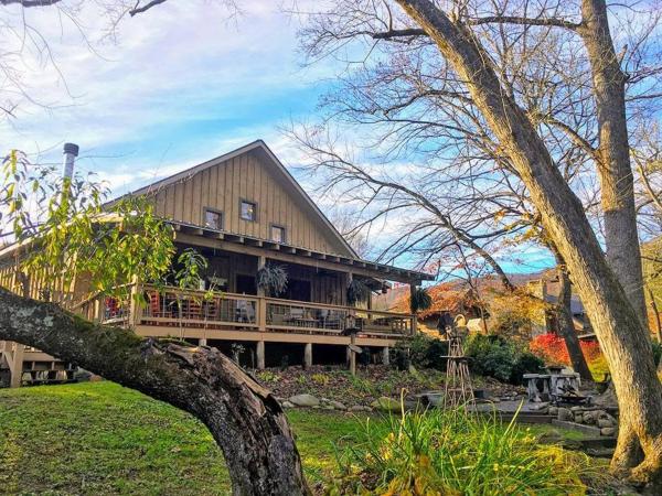 Water's Edge, Covered Porch, Deep Creek As Your Backyard Haven, Hot Tub, Pool Table, Fire Pit, Close To Town & Entrance To National Park - Whittier, NC