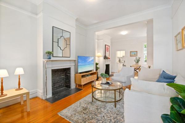 Spacious Redfern Retreat With Private Courtyard & Workspace - Surry Hills