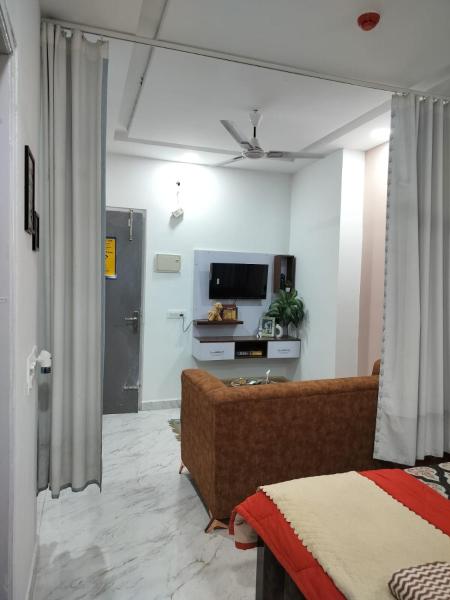Leisure Stays Ufairia Mall -Near Ek Murti Chowk - Ghaziabad
