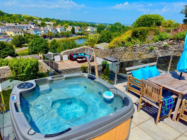 Quirky Cottage Lake Views Hot Tub Wood Burner Dog Friendly Near The Coast Path Fishing Villages And National Parks - Devon