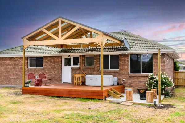 Hobart Family Retreat With Spa And Backyard Near Airport - Hobart