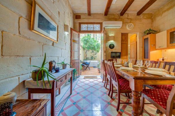 Timeless 3br Sliema Townhouse With Hot Tub - La Valeta