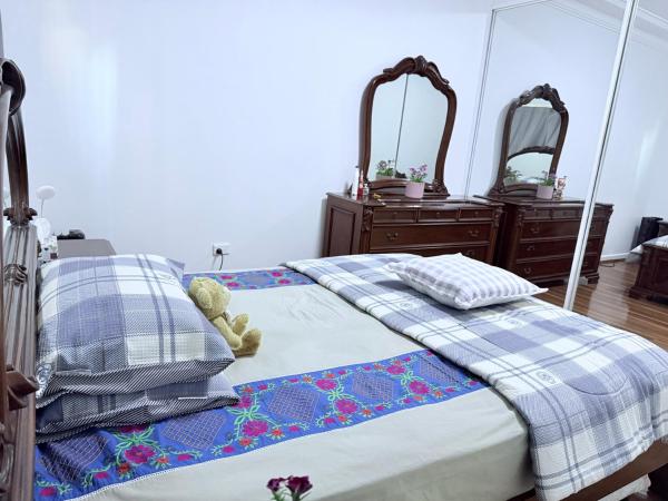 Spacious Room With Luxury Furniture In Earlwood Close To Shops & Eateries - Lewisham