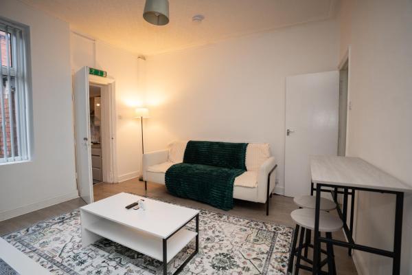 Home In Leeds Discounts For Long Term - Leeds