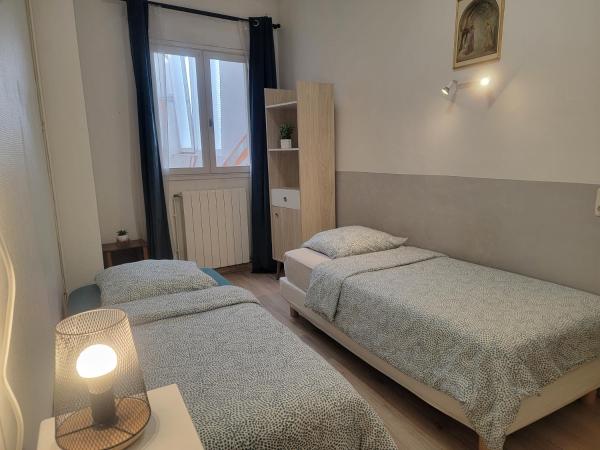 Separate Bright Double Room - Center & Castle - Shared Kitchen & Private Bathroom - Adé