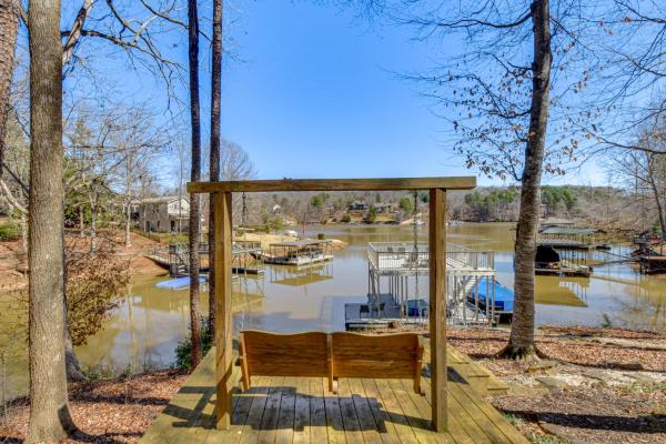 Lake Keowee Family Retreat W/ Private Dock - Westminster, SC