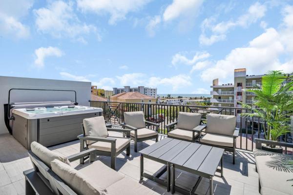 Oceanview Rooftop Hot Tub 1 Block To Beach - Treasure Island, FL