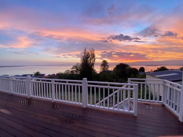 Home With Spectacular Views Of Lake Illawarra - Wollongong