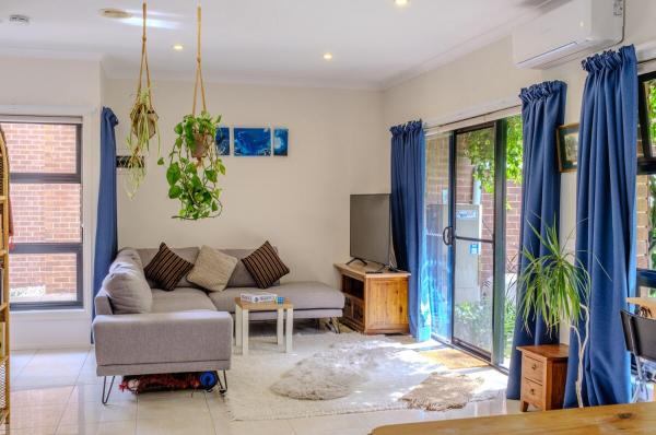 Spacious Glenroy Retreat 2br Townhouse With Parking - Melbourne