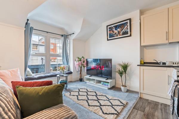 Stylish Apartment Near Hampton Court - Ensuite - Guest Wc - Fast Wifi - Hounslow