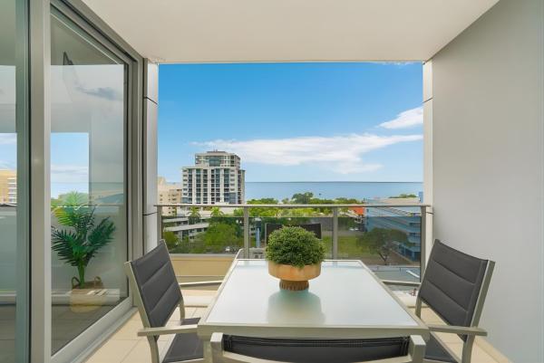 Large 11th Floor City Apartment - Sea Views - Darwin