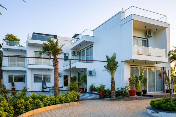 Elivaas Adhiva 5-bhk Farmhouse With Private Pool, Bar & Lush Garden - Bhiwadi