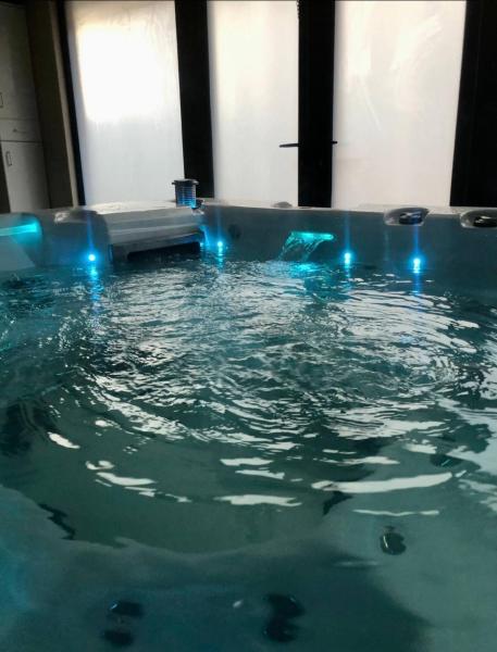 Private Hydro Pool, Double Bed Tv, Bathroom - Other Areas Part Pvt Shared Home - 볼튼