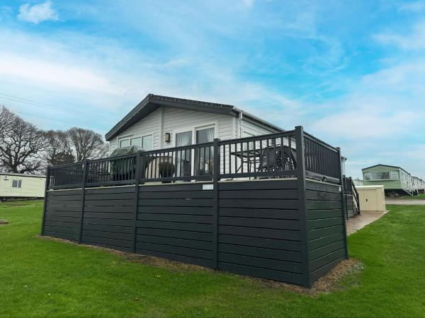 Stunning 6 Berth Lodge With Decking At Valley Farm Holiday Park Ref 46297bv - Walton-on-the-Naze