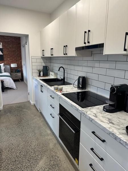 Modern Soho Pad With Sunny Deck - Kingston