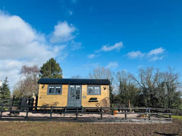 The Wooley Warmer - Shepherds Hut - West Midlands