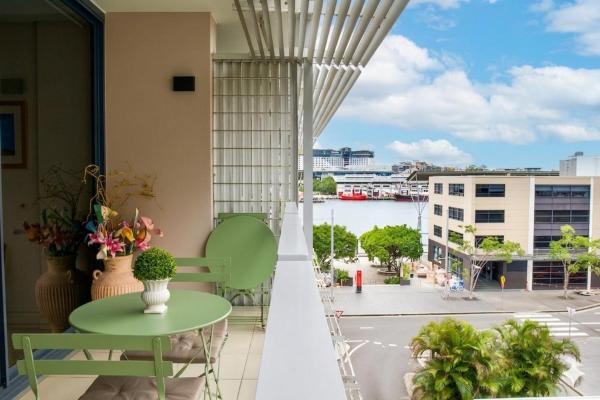 Modern Barangaroo Apartment With Waterfront Balcony Views & Private Parking - Sydney