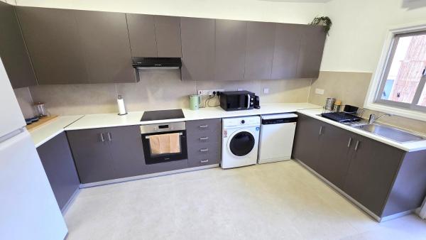 Steps To Beach - Modern Central Apt With 1gb Wi-fi - Larnaca