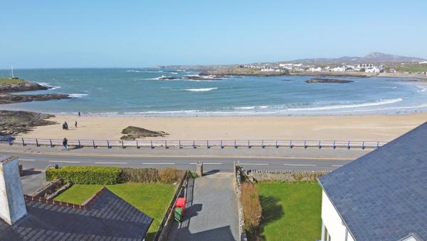Tullochside-4 Bed-sea Front -Ravenspoint Road - Holyhead
