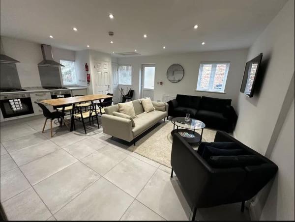 Spacious 6-bed Home With 4 Parking Spaces - Oxford