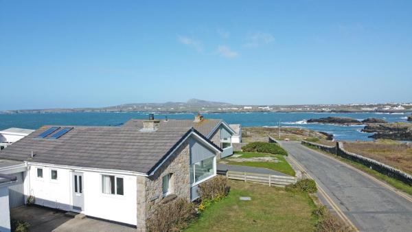 Ty Bychan- Sea Views- Pet Friendly-secure Garden-4 Bed - Holyhead
