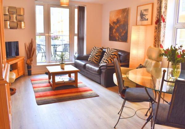 Chichester City Centre 2 Bedroom Flat I Ground Floor With Underground Parking I Chichester Holiday Properties - Chichester