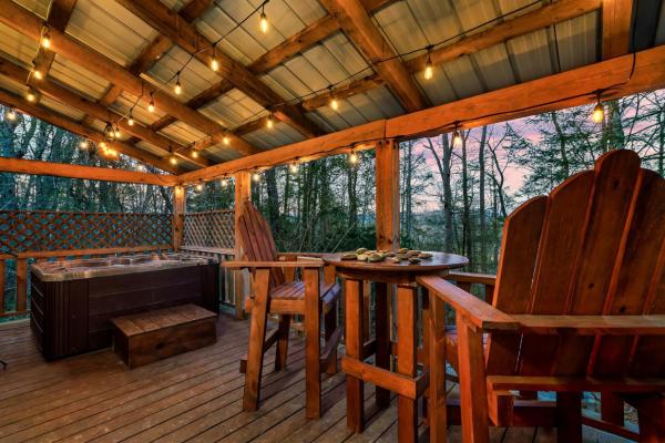 Secluded Smokies Cabin Hot Tub And Arcade - Townsend, TN