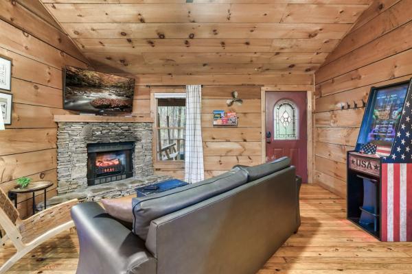 Hot Tub Dog Friendly Near Tuckaleechee Caverns - Townsend, TN