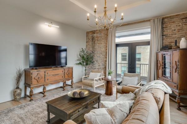 Historic Lawrenceburg Loft: Balcony + Square Views - David Crockett State Park, Lawrenceburg
