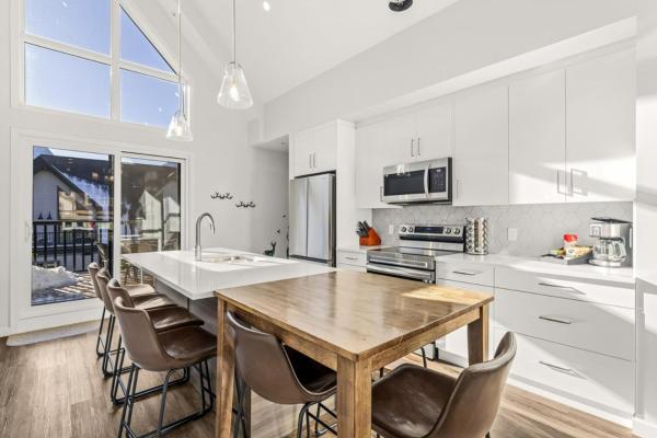 Cloudline Vista 3 Bdrmtownhouse W Private Garage Views Pool Walk Downtown - 캔모어