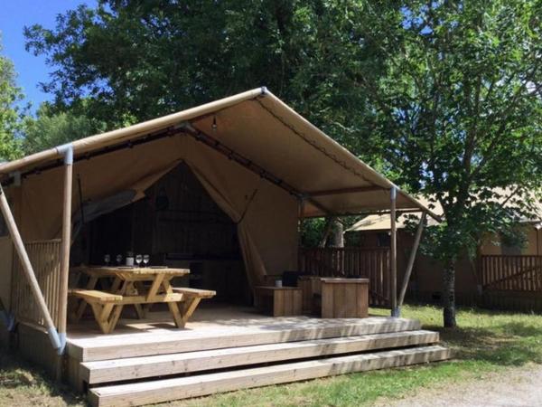 Tente Avec Terrasse, 4 Pers. - Api-1-52-2029 - Vendays-Montalivet